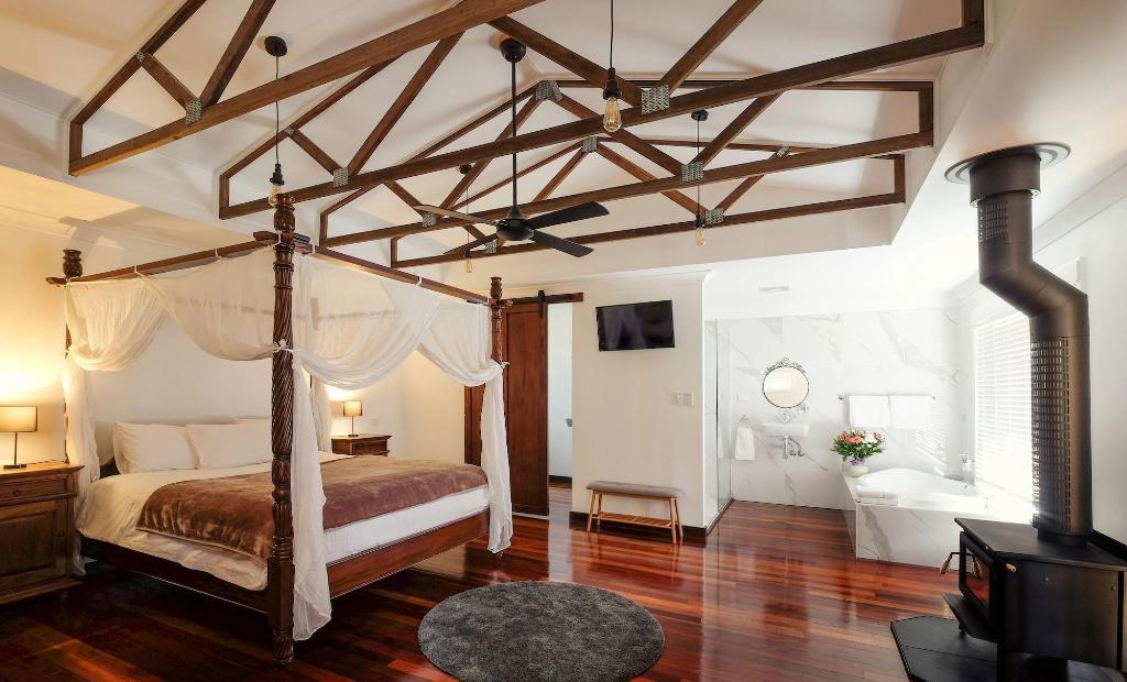 The Lodge Mapleton Falls | YONDA